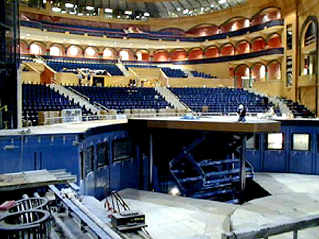 Underwater Stage Lifts for Cirque's O Show - Handling Specialty