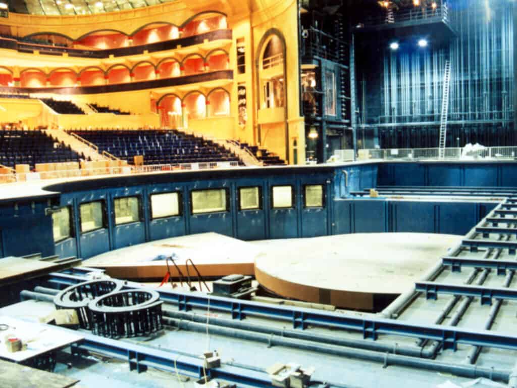 Underwater Stage Lifts for Cirque's O Show - Handling Specialty